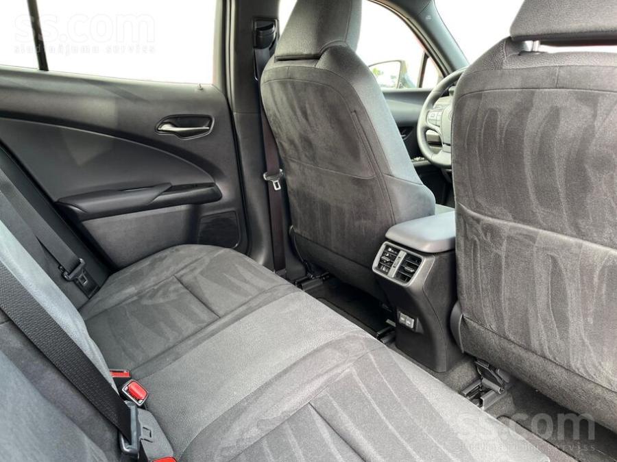 Grey Lexus UX 2024 in Riga, with an engine capacity of 2.00 L and mileage of 35 thousand km for 31990 €, photo 8 on AUTOMOTO.COM.LV