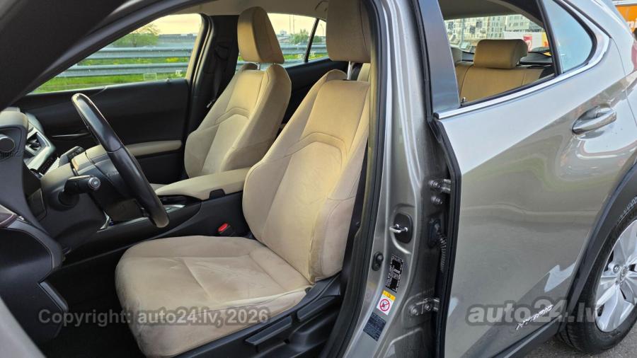 Pelēks Lexus UX 2020 Tallina, ar dzinēja tilpumu 2.00 L un nobraukumu 62 tūkst. km par 26500 €, foto 5 vietnē AUTOMOTO.COM.LV