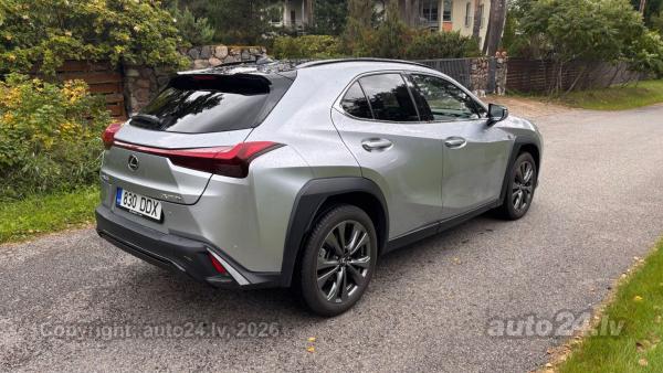 Pelēks Lexus UX 2022 Tallina, ar dzinēja tilpumu 2.00 L un nobraukumu 48 tūkst. km par 31500 €, foto 4 vietnē AUTOMOTO.COM.LV