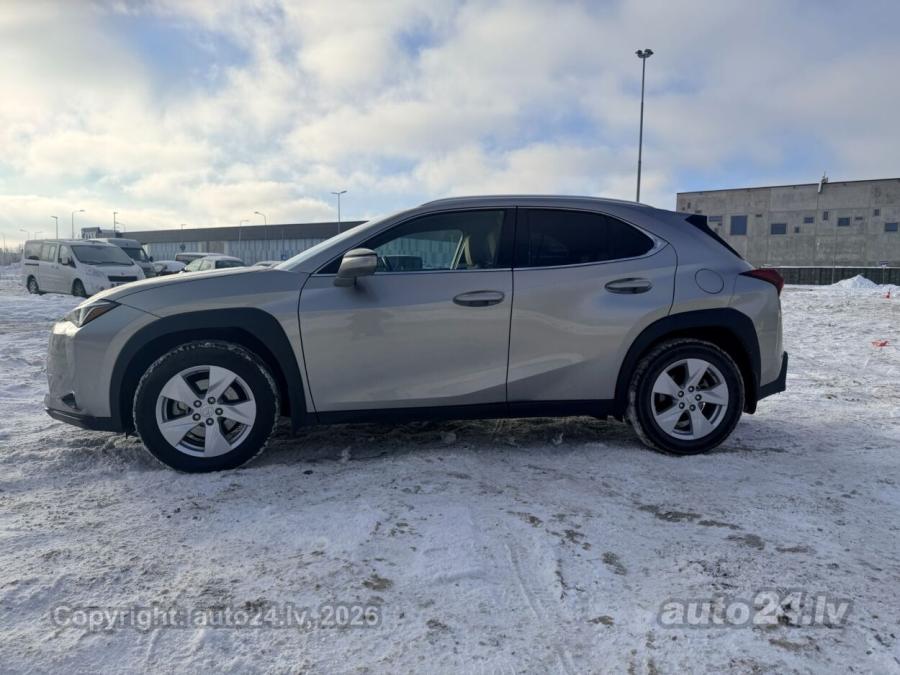 Pelēks Lexus UX 2024 Tallina, ar dzinēja tilpumu 2.00 L un nobraukumu 13 tūkst. km par 33900 €, foto 1 vietnē AUTOMOTO.COM.LV