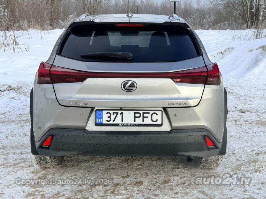 Pelēks Lexus UX 2024 Tallina, ar dzinēja tilpumu 2.00 L un nobraukumu 13 tūkst. km par 33900 €, foto 9 vietnē AUTOMOTO.COM.LV