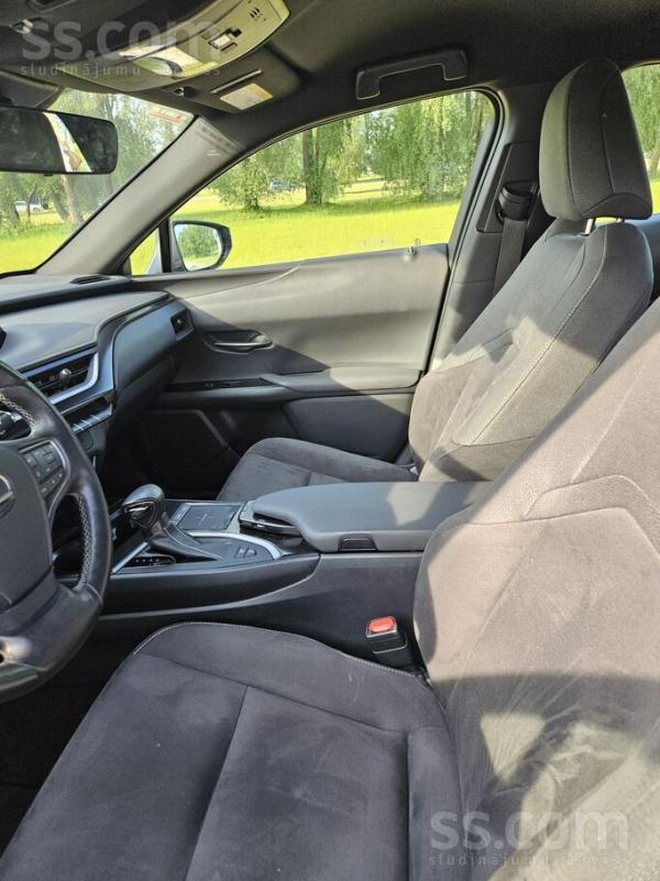 Lexus UX 2020 in Riga, with an engine capacity of 2.00 L and mileage of 80 thousand km for 22700 €, photo 9 on AUTOMOTO.COM.LV