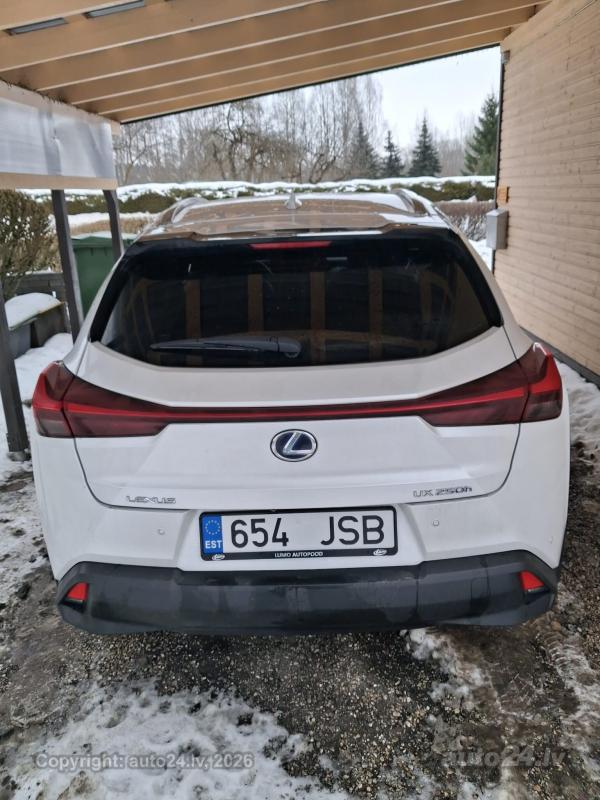 White Lexus UX 2019 in Tartu, with an engine capacity of 2.00 L and mileage of 44 thousand km for 23490 €, photo 2 on AUTOMOTO.COM.LV