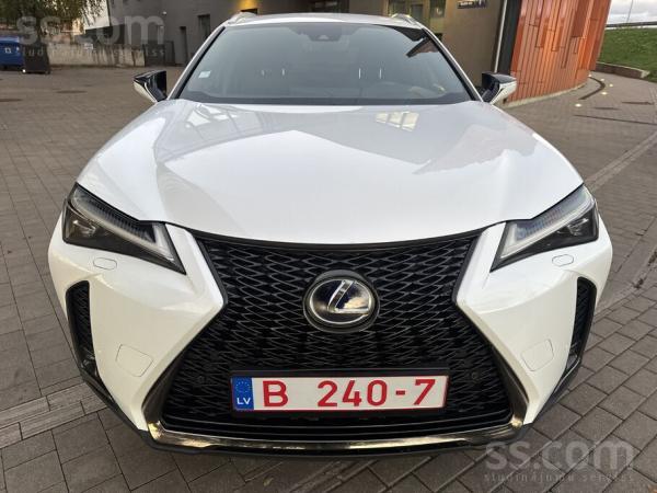 White Lexus UX 2019 in Daugavpils, with an engine capacity of 2.00 L and mileage of 129 thousand km for 22950 €, photo 5 on AUTOMOTO.COM.LV