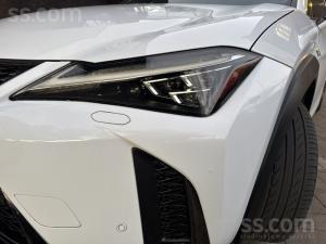 White Lexus UX 2019 in Daugavpils, with an engine capacity of 2.00 L and mileage of 129 thousand km for 22950 €, photo 6 on AUTOMOTO.COM.LV