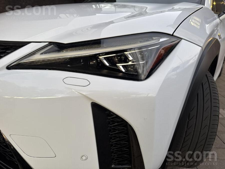 White Lexus UX 2019 in Daugavpils, with an engine capacity of 2.00 L and mileage of 129 thousand km for 22950 €, photo 6 on AUTOMOTO.COM.LV