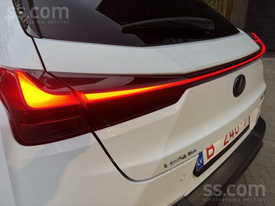 White Lexus UX 2019 in Daugavpils, with an engine capacity of 2.00 L and mileage of 129 thousand km for 22950 €, photo 8 on AUTOMOTO.COM.LV