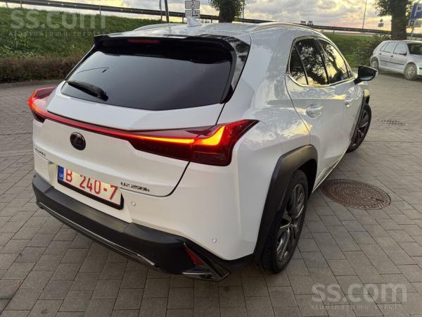 White Lexus UX 2019 in Daugavpils, with an engine capacity of 2.00 L and mileage of 129 thousand km for 22950 €, photo 9 on AUTOMOTO.COM.LV