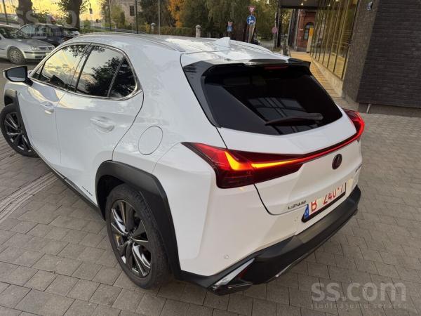 White Lexus UX 2019 in Daugavpils, with an engine capacity of 2.00 L and mileage of 129 thousand km for 22950 €, photo 11 on AUTOMOTO.COM.LV