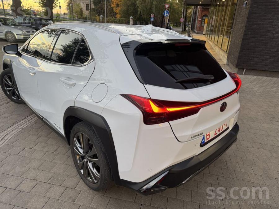 White Lexus UX 2019 in Daugavpils, with an engine capacity of 2.00 L and mileage of 129 thousand km for 22950 €, photo 11 on AUTOMOTO.COM.LV