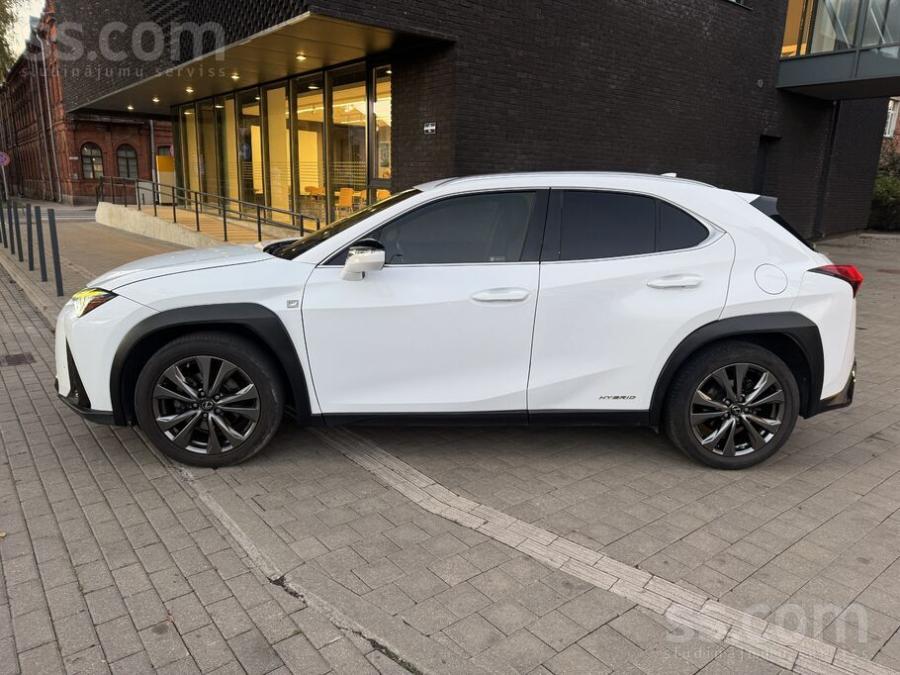 White Lexus UX 2019 in Daugavpils, with an engine capacity of 2.00 L and mileage of 129 thousand km for 22950 €, photo 12 on AUTOMOTO.COM.LV