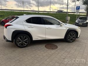 White Lexus UX 2019 in Daugavpils, with an engine capacity of 2.00 L and mileage of 129 thousand km for 22950 €, photo 15 on AUTOMOTO.COM.LV