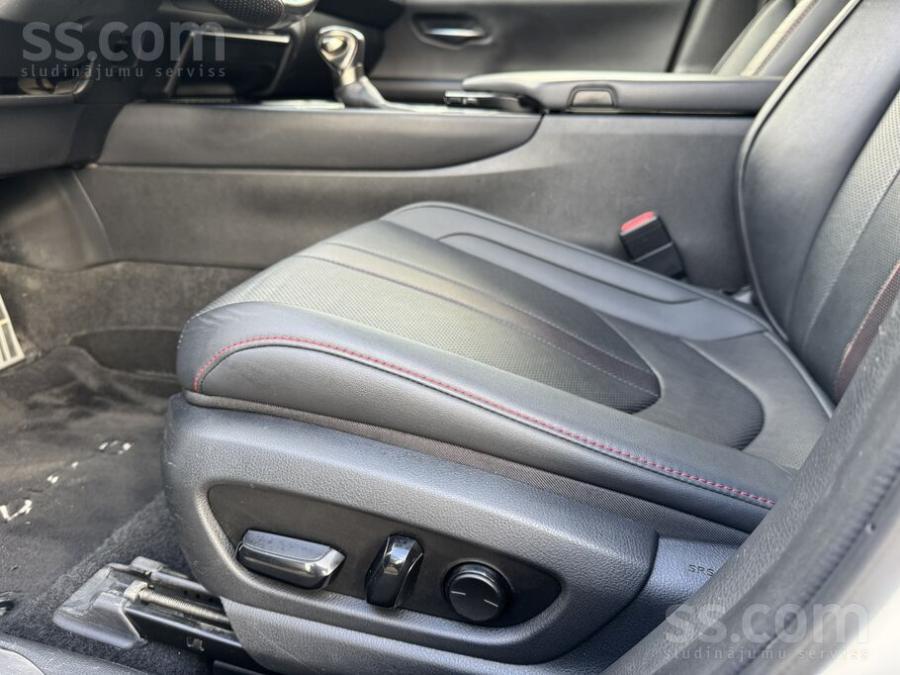 White Lexus UX 2019 in Daugavpils, with an engine capacity of 2.00 L and mileage of 129 thousand km for 22950 €, photo 16 on AUTOMOTO.COM.LV