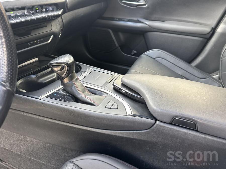 White Lexus UX 2019 in Daugavpils, with an engine capacity of 2.00 L and mileage of 129 thousand km for 22950 €, photo 17 on AUTOMOTO.COM.LV
