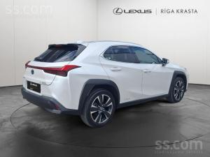 White Lexus UX 2021 in Riga, with an engine capacity of 2.00 L and mileage of 128 thousand km for 19900 €, photo 3 on AUTOMOTO.COM.LV