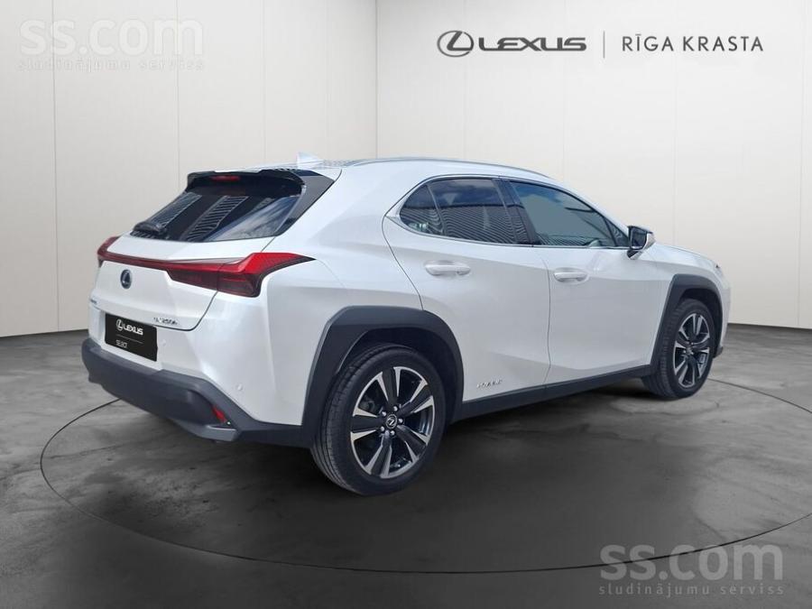 White Lexus UX 2021 in Riga, with an engine capacity of 2.00 L and mileage of 128 thousand km for 19900 €, photo 3 on AUTOMOTO.COM.LV