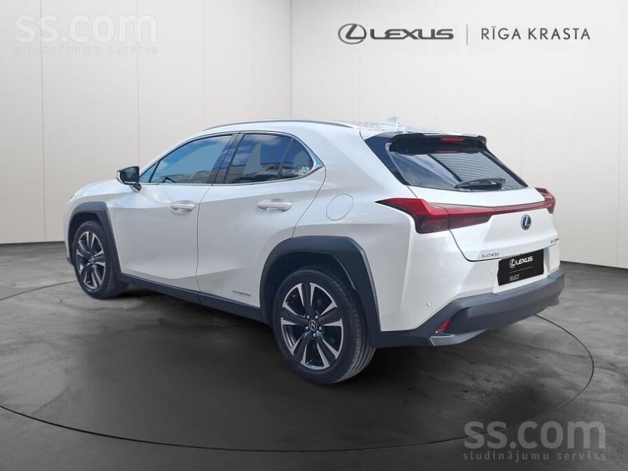 White Lexus UX 2021 in Riga, with an engine capacity of 2.00 L and mileage of 128 thousand km for 19900 €, photo 5 on AUTOMOTO.COM.LV