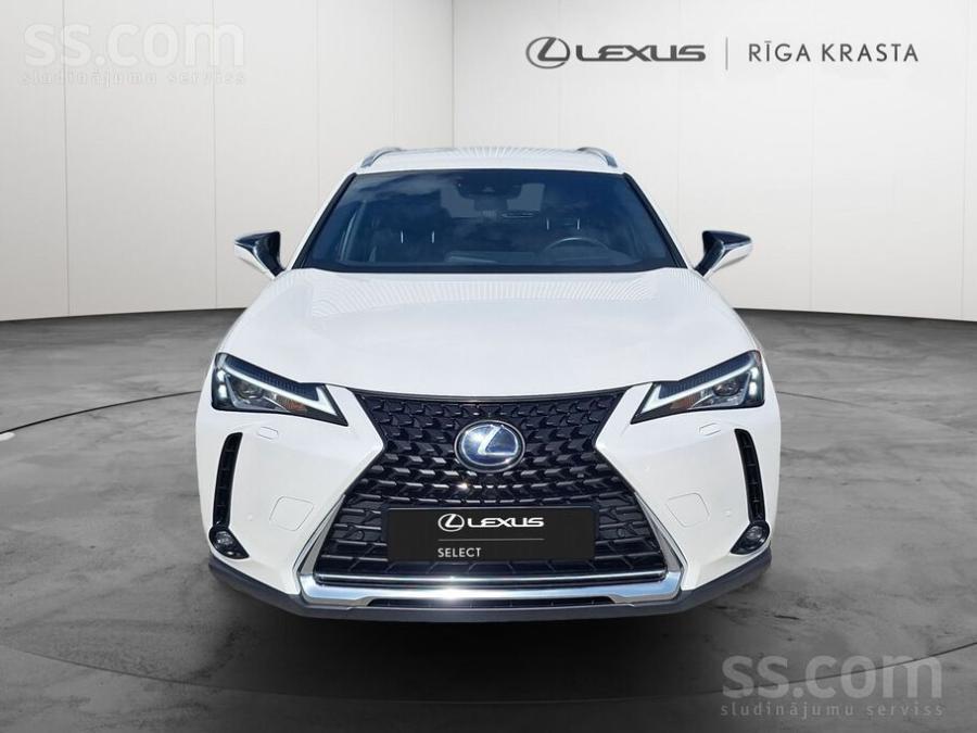 White Lexus UX 2021 in Riga, with an engine capacity of 2.00 L and mileage of 128 thousand km for 19900 €, photo 6 on AUTOMOTO.COM.LV
