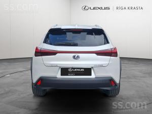 White Lexus UX 2021 in Riga, with an engine capacity of 2.00 L and mileage of 128 thousand km for 19900 €, photo 7 on AUTOMOTO.COM.LV