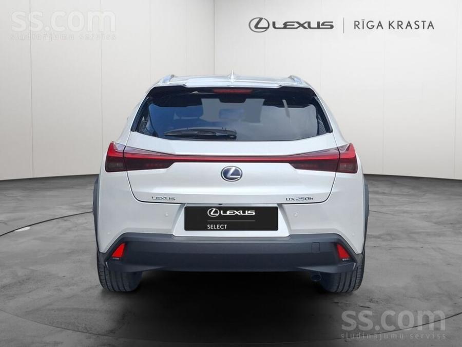 White Lexus UX 2021 in Riga, with an engine capacity of 2.00 L and mileage of 128 thousand km for 19900 €, photo 7 on AUTOMOTO.COM.LV