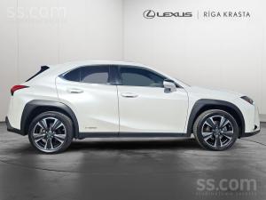 White Lexus UX 2021 in Riga, with an engine capacity of 2.00 L and mileage of 128 thousand km for 19900 €, photo 9 on AUTOMOTO.COM.LV