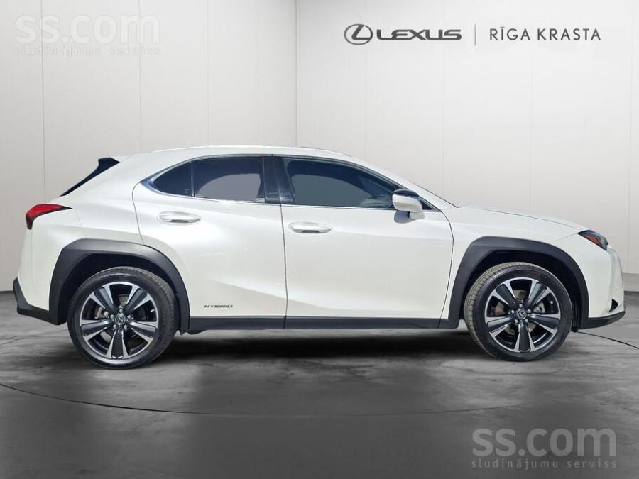 White Lexus UX 2021 in Riga, with an engine capacity of 2.00 L and mileage of 128 thousand km for 19900 €, photo 9 on AUTOMOTO.COM.LV