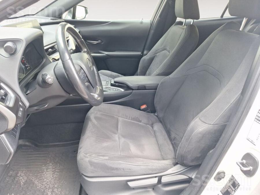 White Lexus UX 2021 in Riga, with an engine capacity of 2.00 L and mileage of 128 thousand km for 19900 €, photo 11 on AUTOMOTO.COM.LV