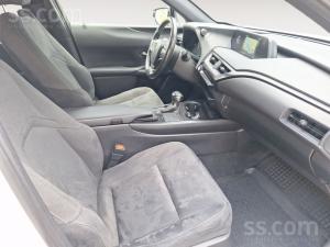 White Lexus UX 2021 in Riga, with an engine capacity of 2.00 L and mileage of 128 thousand km for 19900 €, photo 13 on AUTOMOTO.COM.LV