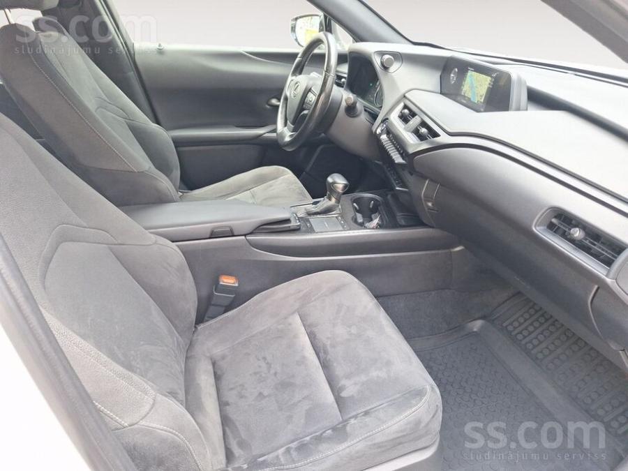 White Lexus UX 2021 in Riga, with an engine capacity of 2.00 L and mileage of 128 thousand km for 19900 €, photo 13 on AUTOMOTO.COM.LV