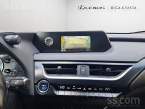 White Lexus UX 2021 in Riga, with an engine capacity of 2.00 L and mileage of 128 thousand km for 19900 €, photo 19 on AUTOMOTO.COM.LV