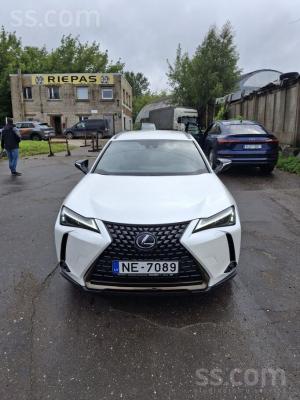 White Lexus UX 2021 in Riga, with an engine capacity of 2.00 L and mileage of 56 thousand km for 26990 €, photo 4 on AUTOMOTO.COM.LV