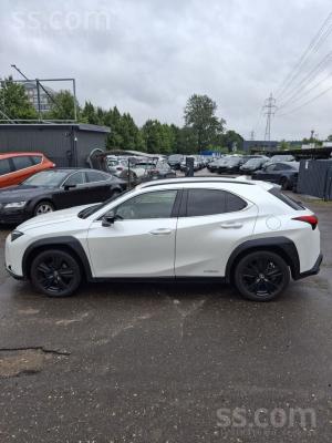 White Lexus UX 2021 in Riga, with an engine capacity of 2.00 L and mileage of 56 thousand km for 26990 €, photo 6 on AUTOMOTO.COM.LV