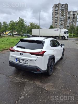White Lexus UX 2021 in Riga, with an engine capacity of 2.00 L and mileage of 56 thousand km for 26990 €, photo 7 on AUTOMOTO.COM.LV