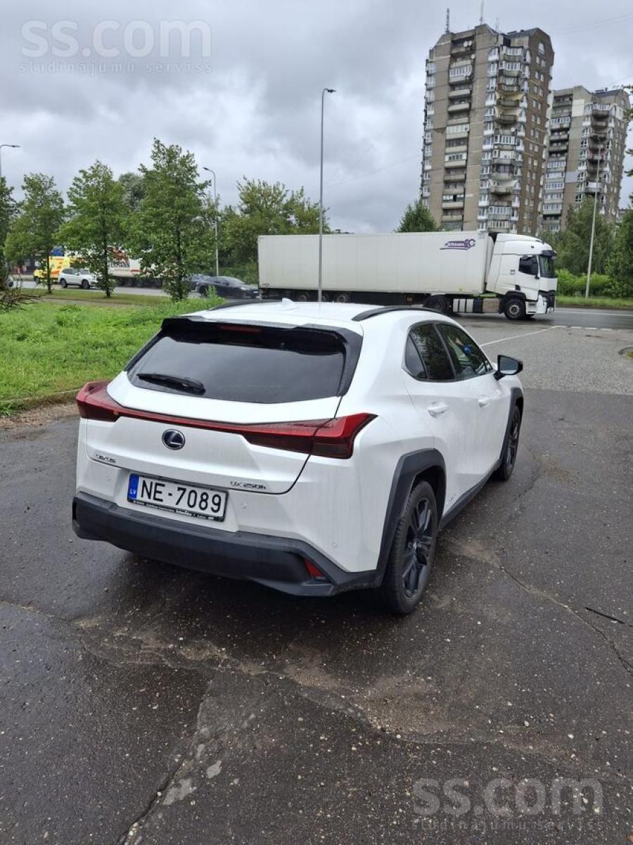 White Lexus UX 2021 in Riga, with an engine capacity of 2.00 L and mileage of 56 thousand km for 26990 €, photo 7 on AUTOMOTO.COM.LV