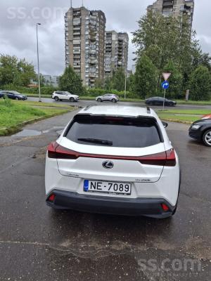 White Lexus UX 2021 in Riga, with an engine capacity of 2.00 L and mileage of 56 thousand km for 26990 €, photo 8 on AUTOMOTO.COM.LV