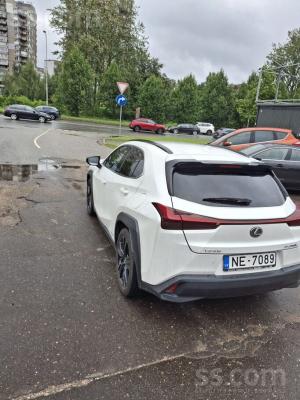 White Lexus UX 2021 in Riga, with an engine capacity of 2.00 L and mileage of 56 thousand km for 26990 €, photo 9 on AUTOMOTO.COM.LV