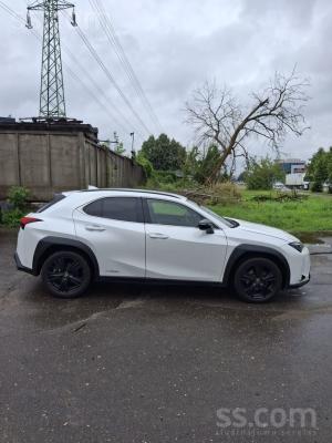 White Lexus UX 2021 in Riga, with an engine capacity of 2.00 L and mileage of 56 thousand km for 26990 €, photo 10 on AUTOMOTO.COM.LV