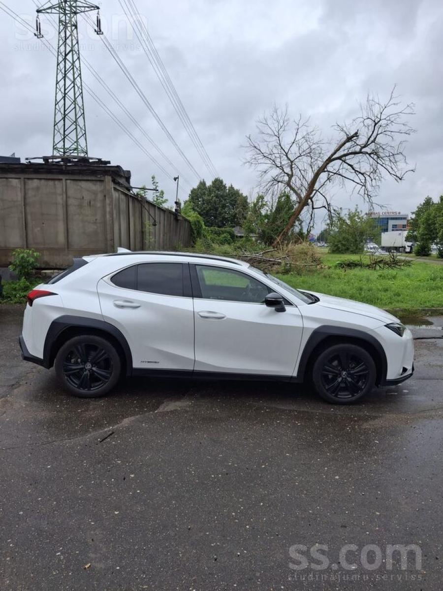 White Lexus UX 2021 in Riga, with an engine capacity of 2.00 L and mileage of 56 thousand km for 26990 €, photo 10 on AUTOMOTO.COM.LV