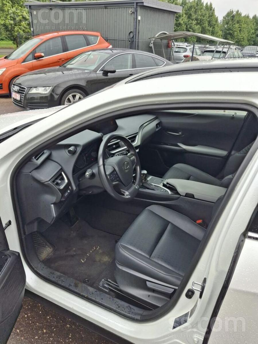 White Lexus UX 2021 in Riga, with an engine capacity of 2.00 L and mileage of 56 thousand km for 26990 €, photo 11 on AUTOMOTO.COM.LV