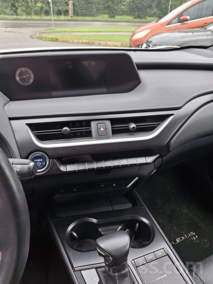 White Lexus UX 2021 in Riga, with an engine capacity of 2.00 L and mileage of 56 thousand km for 26990 €, photo 12 on AUTOMOTO.COM.LV