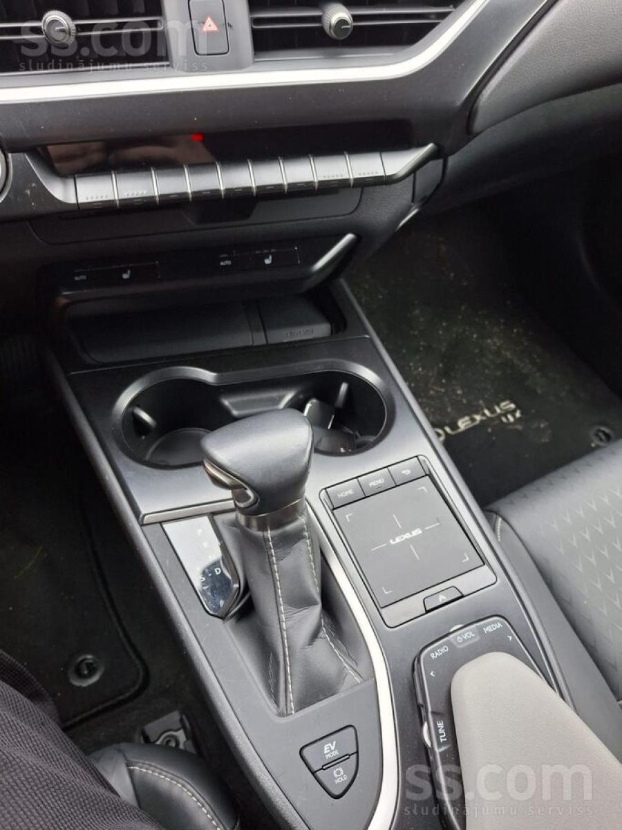 White Lexus UX 2021 in Riga, with an engine capacity of 2.00 L and mileage of 56 thousand km for 26990 €, photo 13 on AUTOMOTO.COM.LV