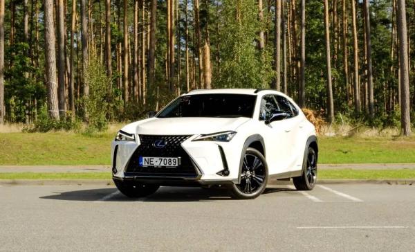 White Lexus UX 2021 in Riga, with an engine capacity of 2.00 L and mileage of 56 thousand km for 26990 €, photo 1 on AUTOMOTO.COM.LV
