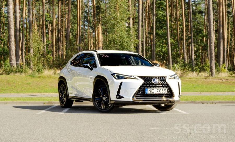 White Lexus UX 2021 in Riga, with an engine capacity of 2.00 L and mileage of 56 thousand km for 25590 €, photo 3 on AUTOMOTO.COM.LV