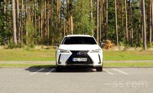 White Lexus UX 2021 in Riga, with an engine capacity of 2.00 L and mileage of 56 thousand km for 25590 €, photo 4 on AUTOMOTO.COM.LV