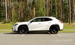 White Lexus UX 2021 in Riga, with an engine capacity of 2.00 L and mileage of 56 thousand km for 25590 €, photo 6 on AUTOMOTO.COM.LV
