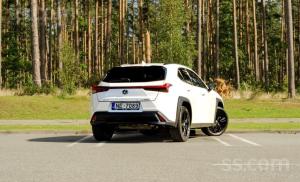 White Lexus UX 2021 in Riga, with an engine capacity of 2.00 L and mileage of 56 thousand km for 25590 €, photo 7 on AUTOMOTO.COM.LV