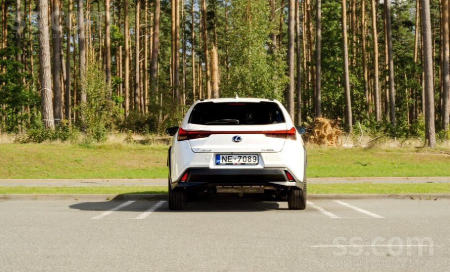 White Lexus UX 2021 in Riga, with an engine capacity of 2.00 L and mileage of 56 thousand km for 25590 €, photo 8 on AUTOMOTO.COM.LV