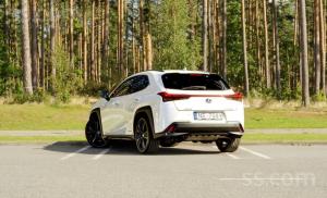 White Lexus UX 2021 in Riga, with an engine capacity of 2.00 L and mileage of 56 thousand km for 25590 €, photo 9 on AUTOMOTO.COM.LV