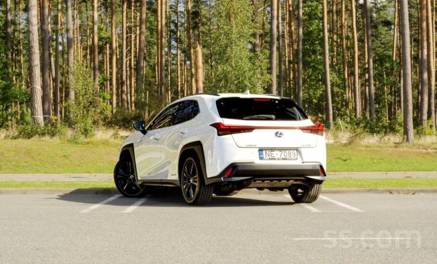White Lexus UX 2021 in Riga, with an engine capacity of 2.00 L and mileage of 56 thousand km for 25590 €, photo 9 on AUTOMOTO.COM.LV