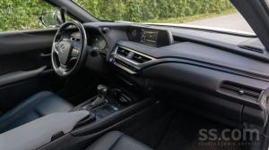 White Lexus UX 2021 in Riga, with an engine capacity of 2.00 L and mileage of 56 thousand km for 25590 €, photo 12 on AUTOMOTO.COM.LV